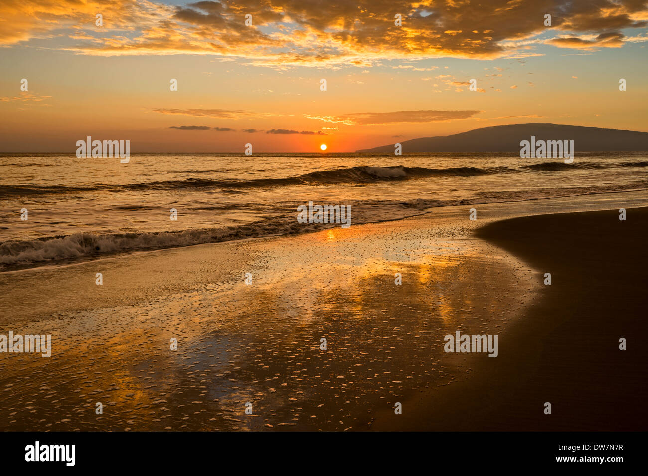 Beach sunset maui hi-res stock photography and images - Alamy