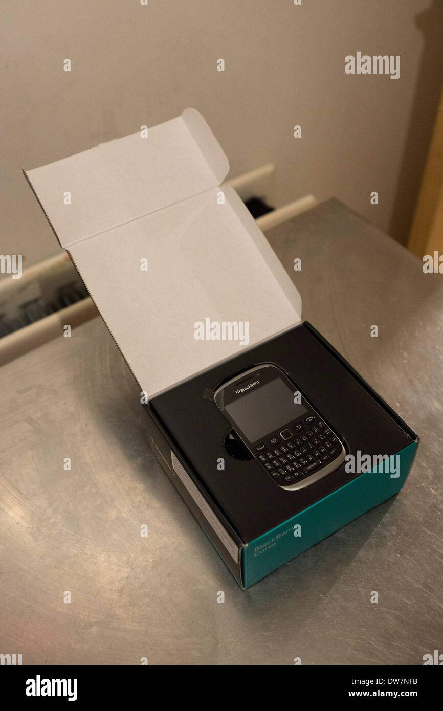 Cutting open a box hi-res stock photography and images - Alamy