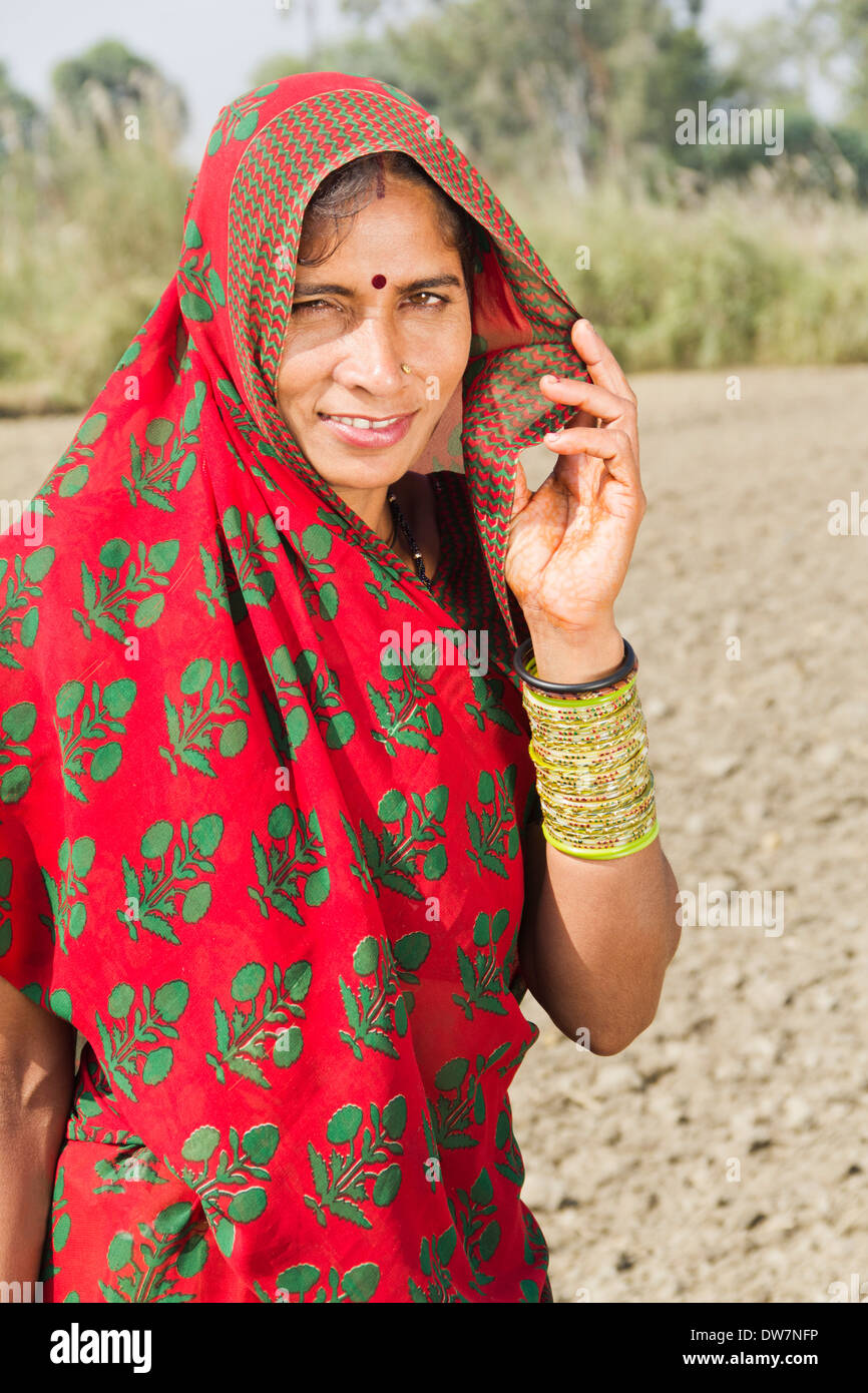 1 indian woman standing Stock Photo - Alamy