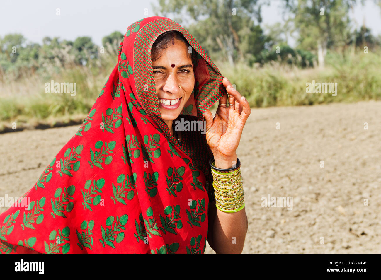 1 indian woman standing Stock Photo - Alamy