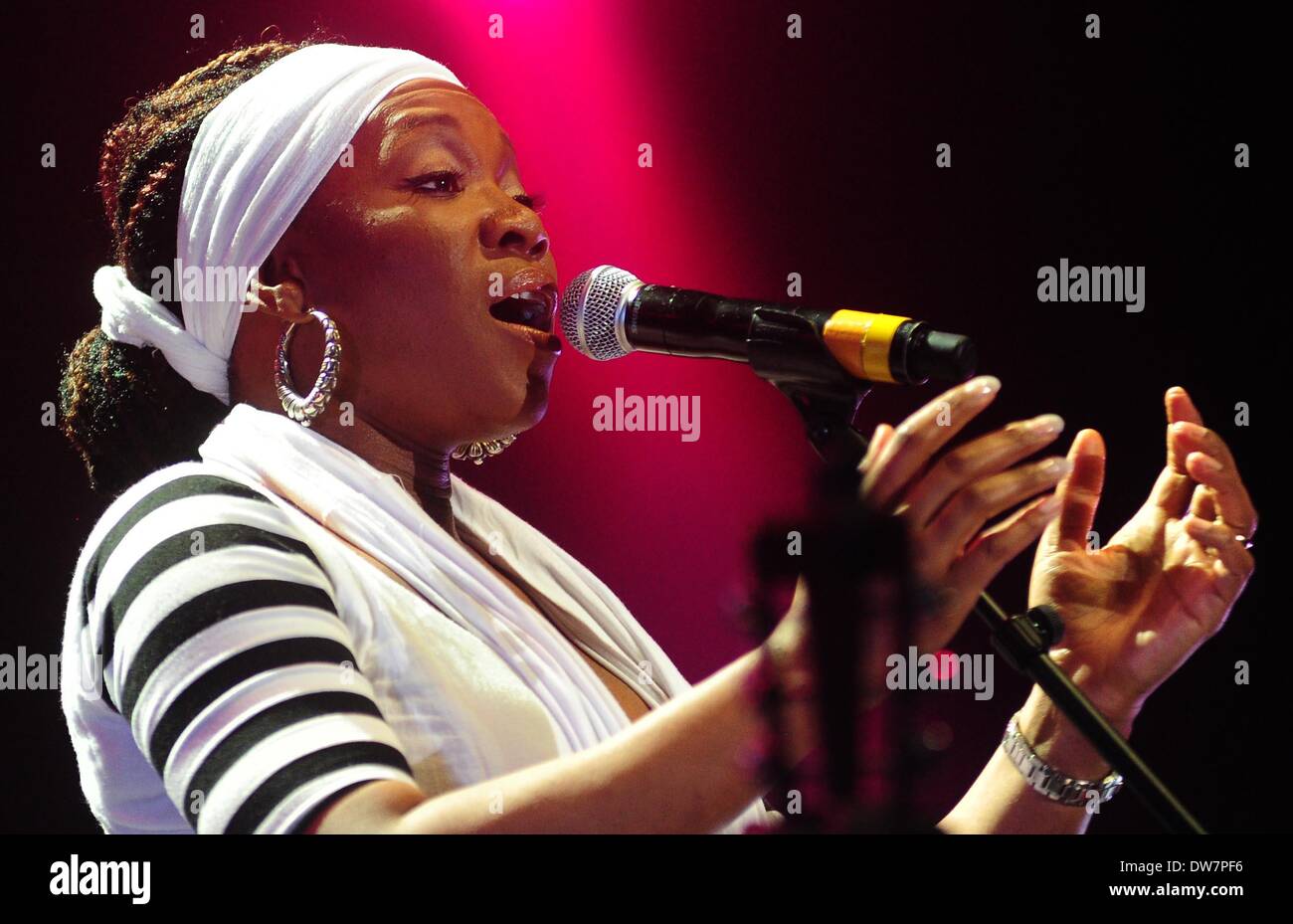 Singer india arie hi-res stock photography and images - Alamy