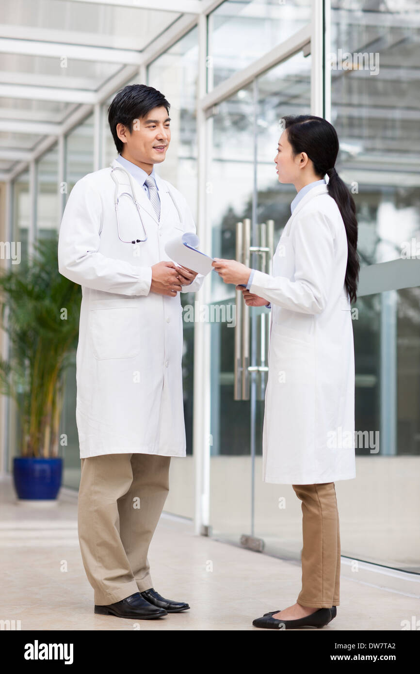 Doctors in discussion Stock Photo - Alamy