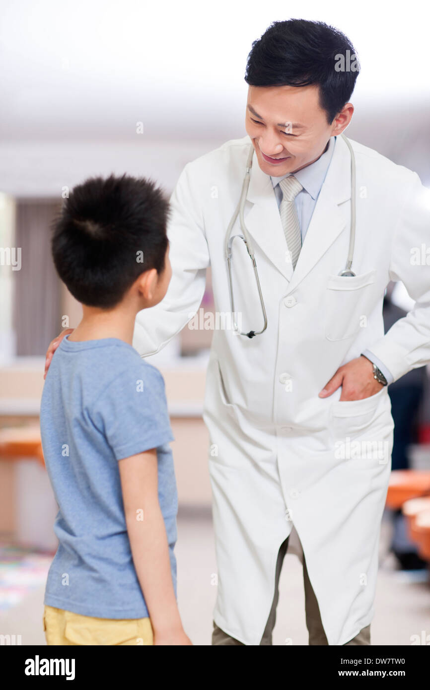 Doctor talking to little boy in hospital Stock Photo - Alamy