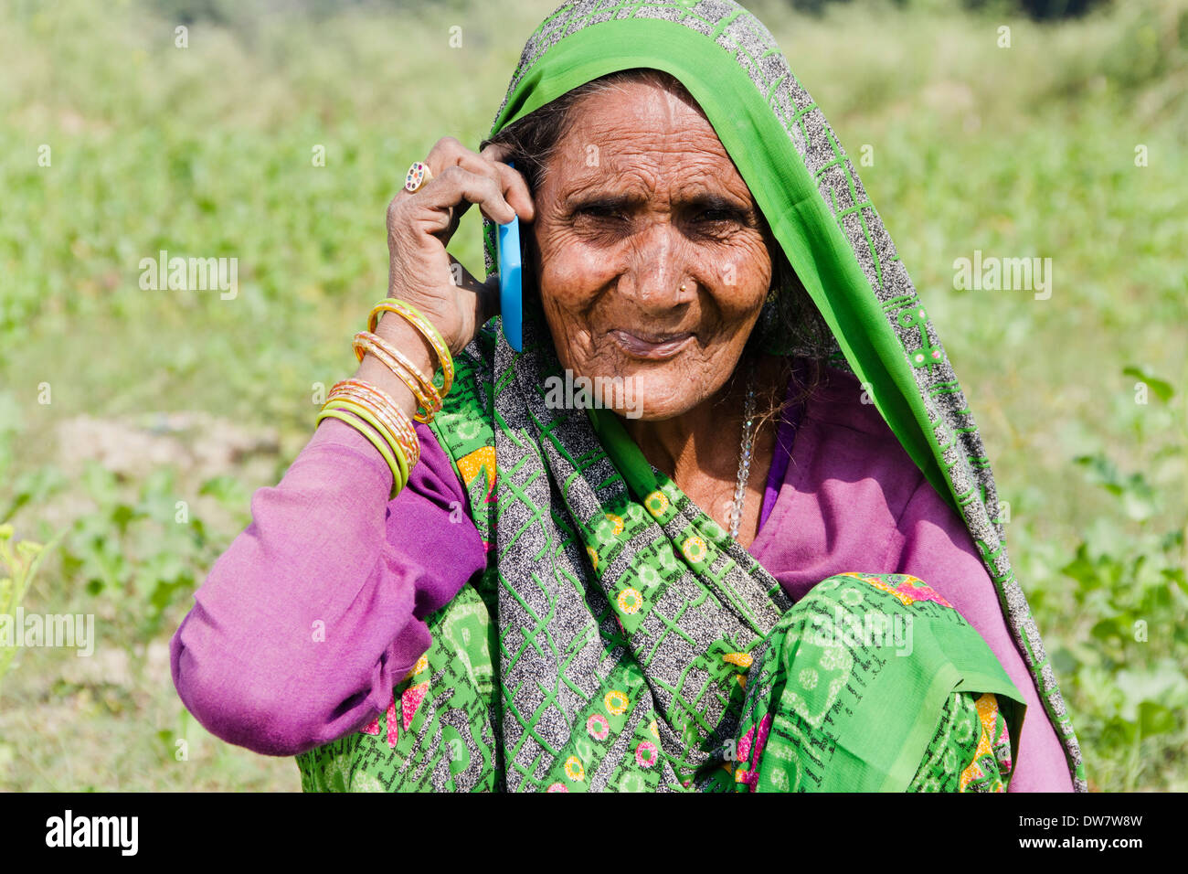 Indian labour use phone outdoor hi-res stock photography and images - Alamy