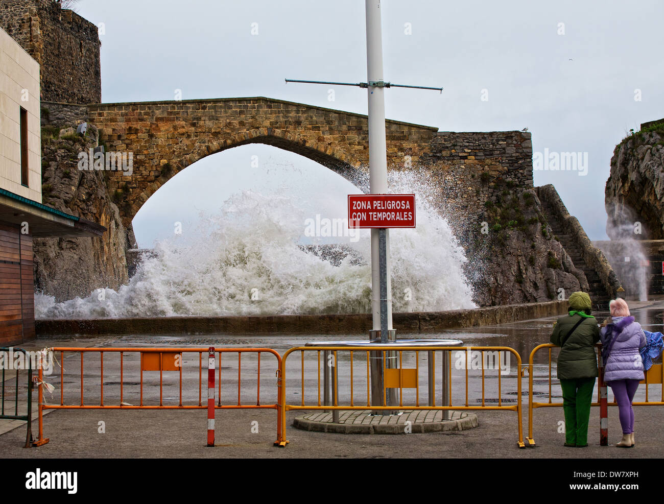 Dangerous waves hi-res stock photography and images - Alamy