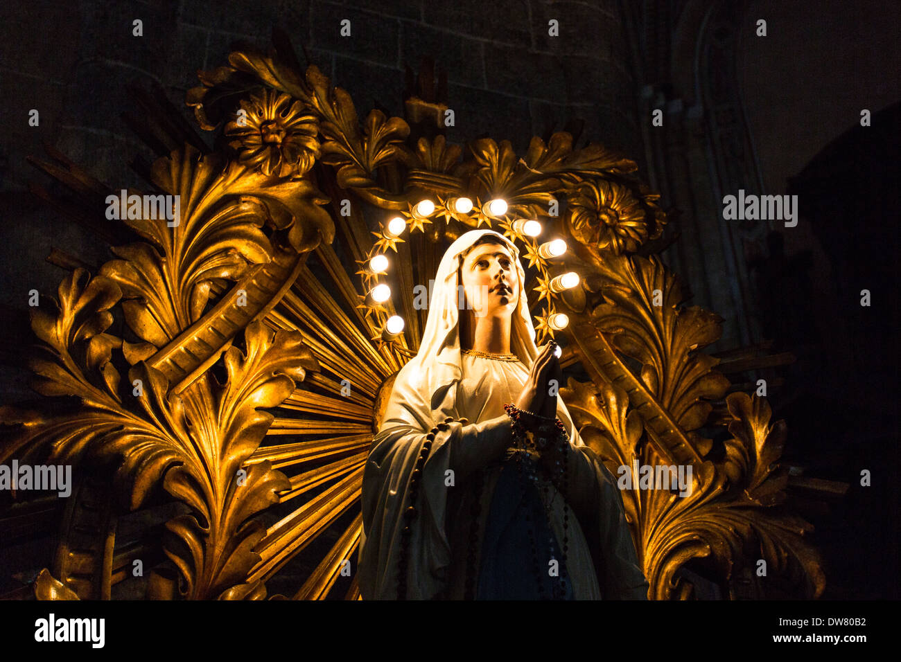 Ancient mother mary statue hi-res stock photography and images - Alamy