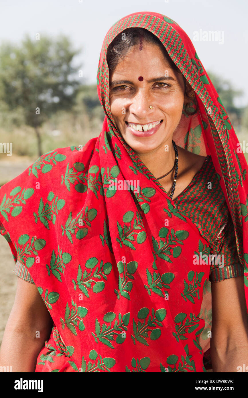 1 indian woman standing Stock Photo - Alamy