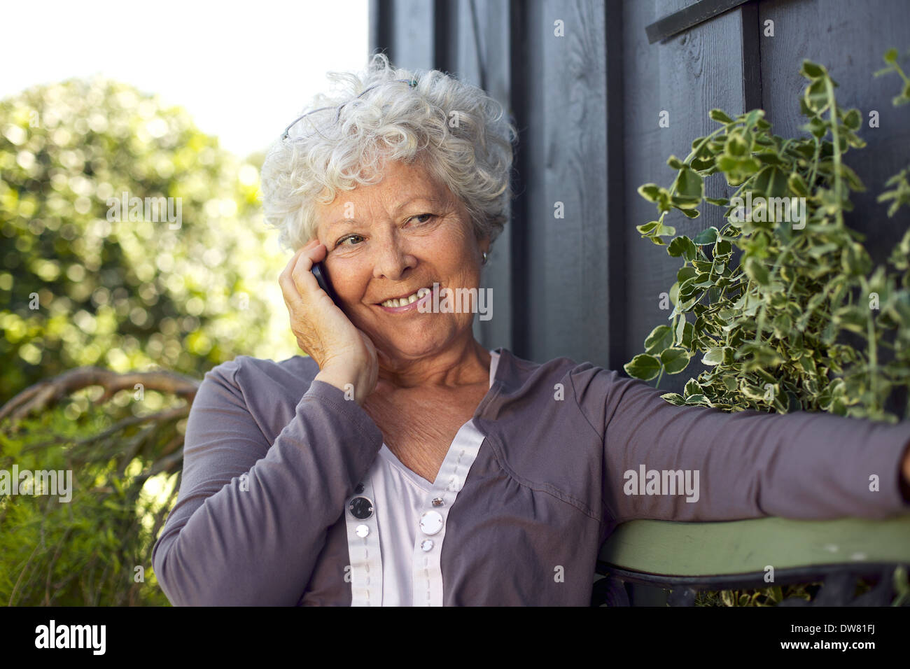 Old lady on bench talking hi-res stock photography and images - Alamy