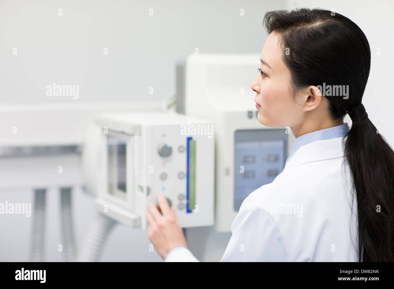 Doctor operating x-ray equipment Stock Photo - Alamy