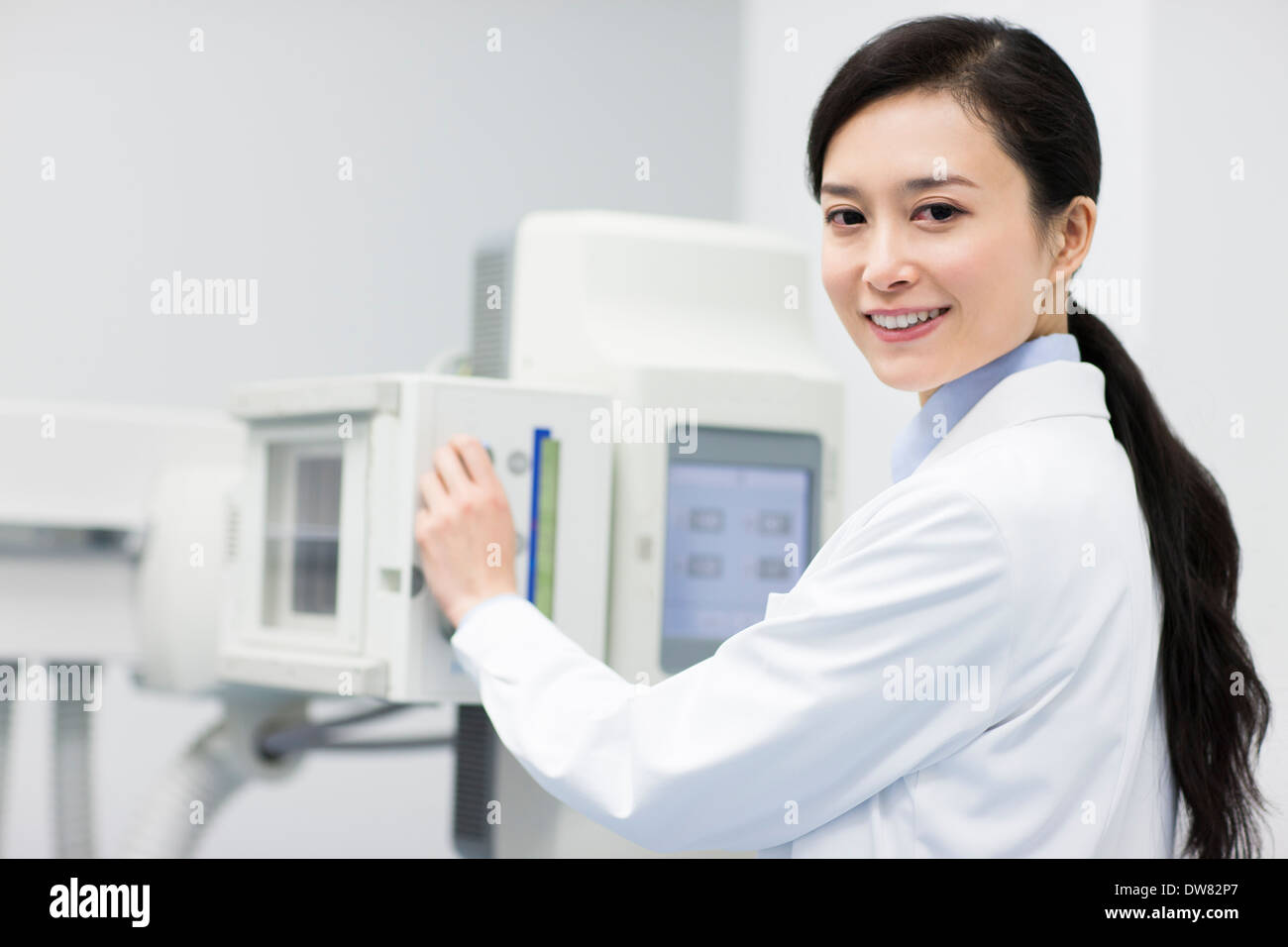 Doctor operating x-ray equipment Stock Photo - Alamy
