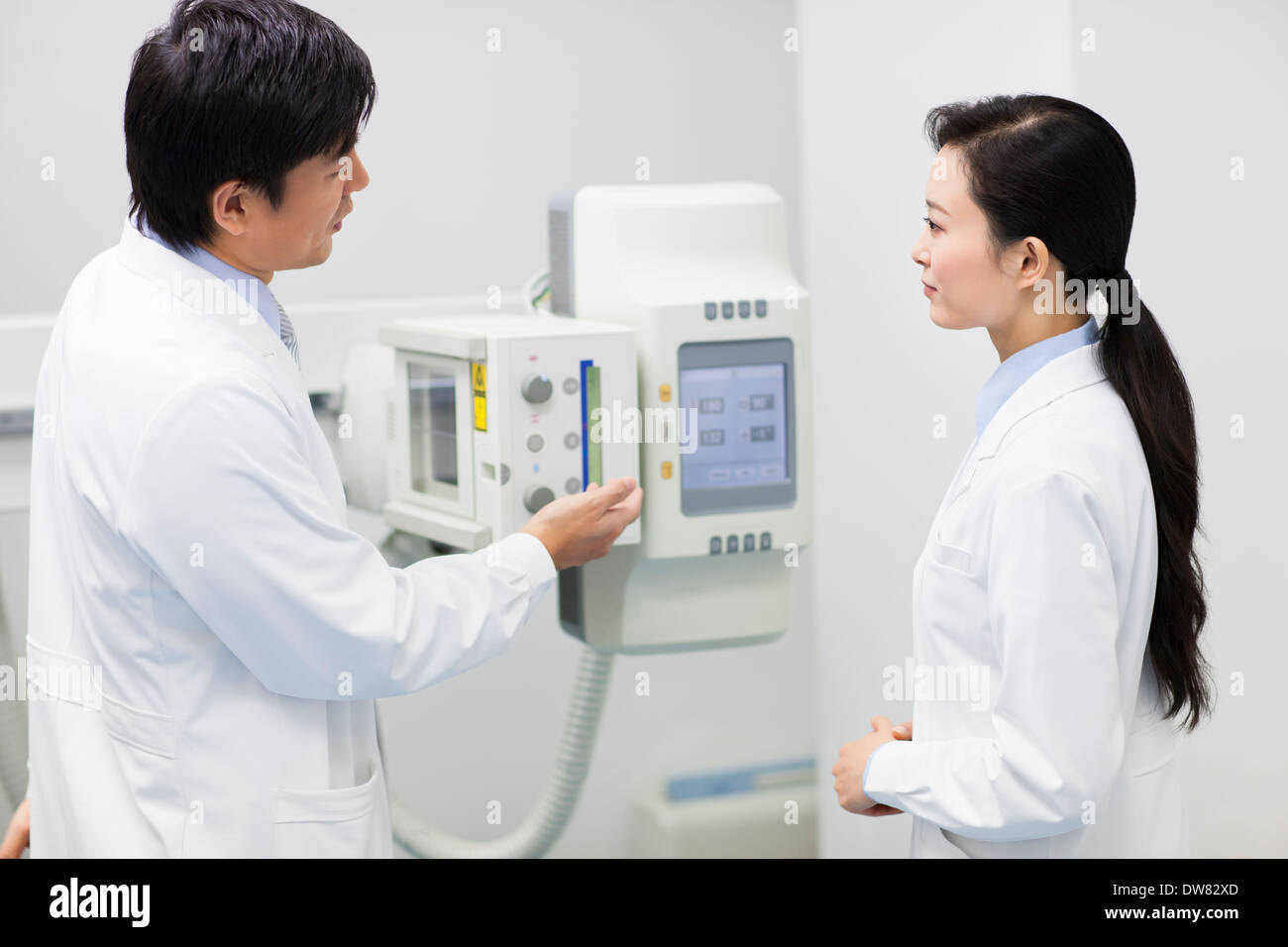 Doctors with x-ray equipment Stock Photo - Alamy