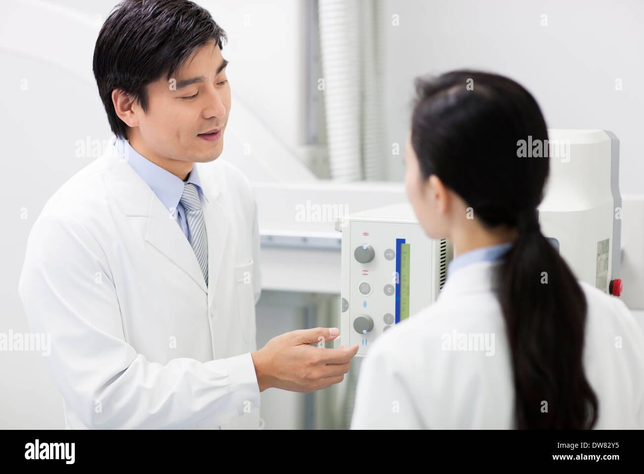 Doctors with x-ray equipment Stock Photo - Alamy