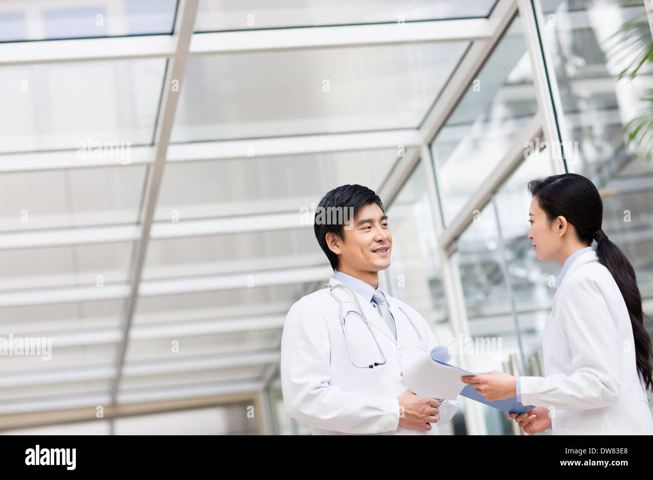 Doctors in discussion Stock Photo - Alamy
