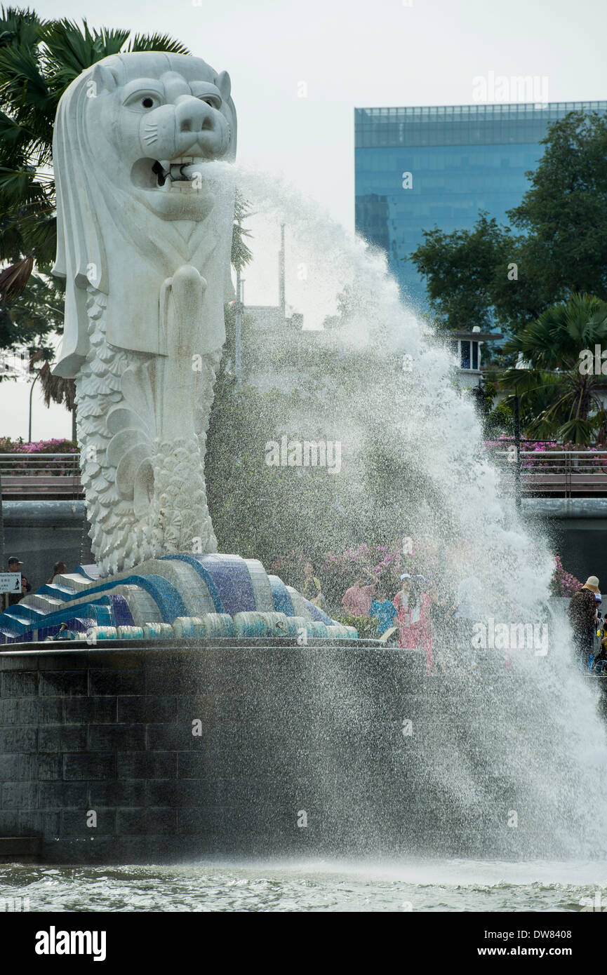 Merlion Statue with fountain, Marina Bay, Singapore Stock Photo - Alamy