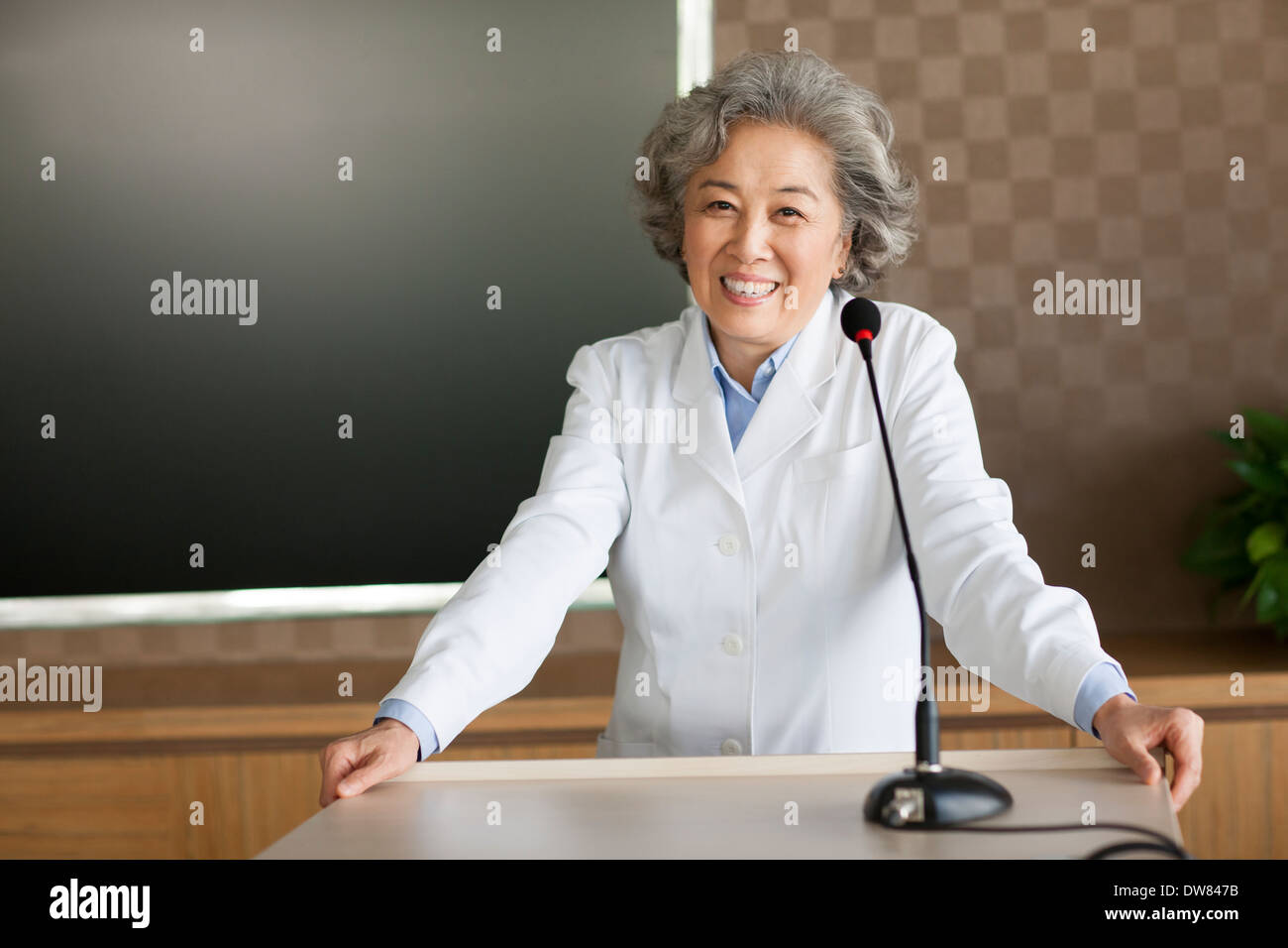 Chinese senior woman giving hi-res stock photography and images - Alamy