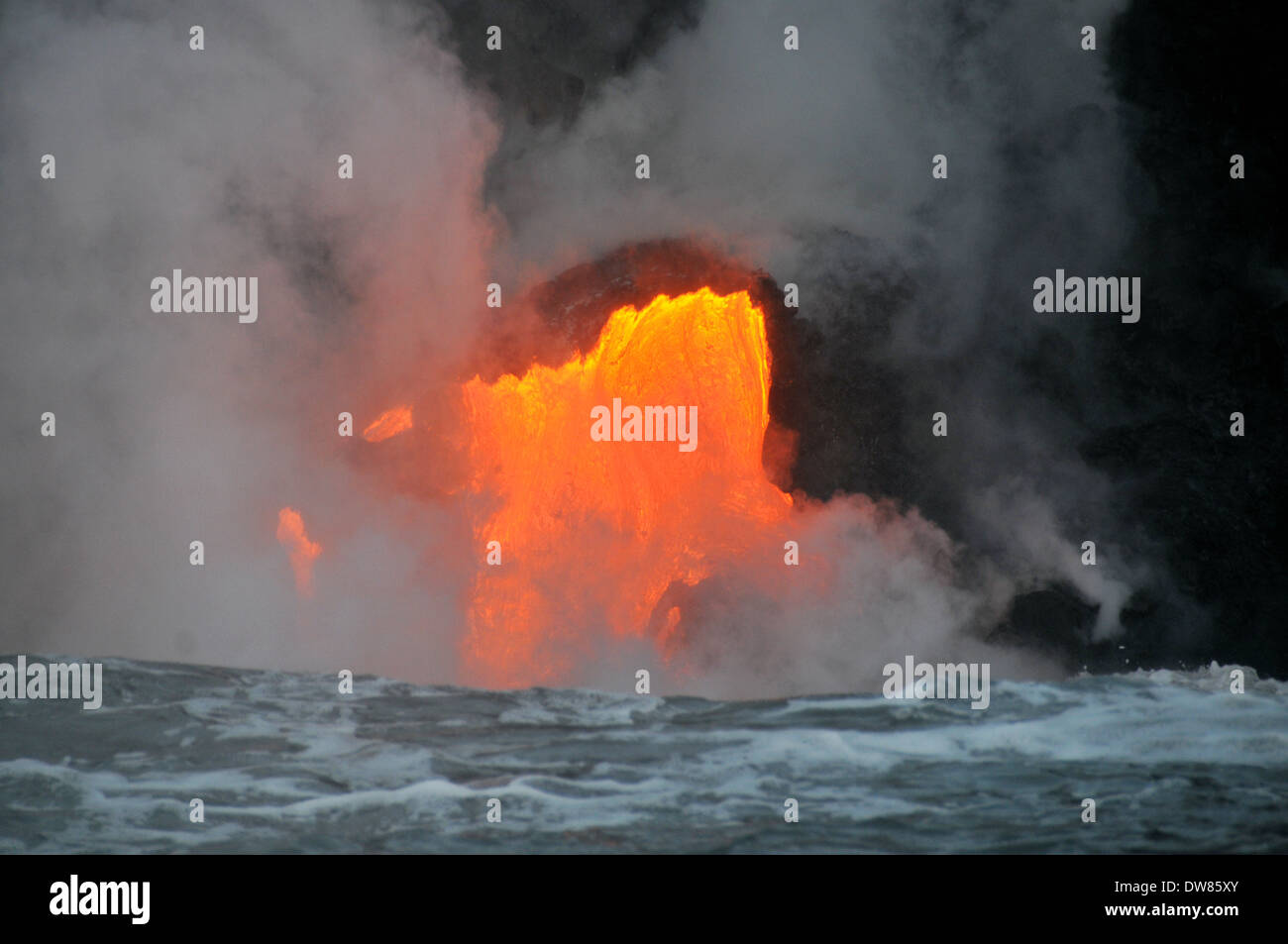 Lava from Kilauea Volcano flowing into the ocean, Hawaii Volcanoes ...