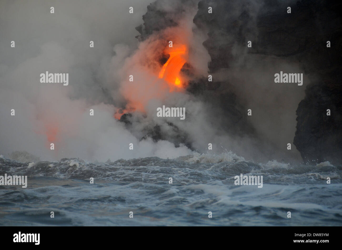 Lava from Kilauea Volcano flowing into the ocean, Hawaii Volcanoes ...