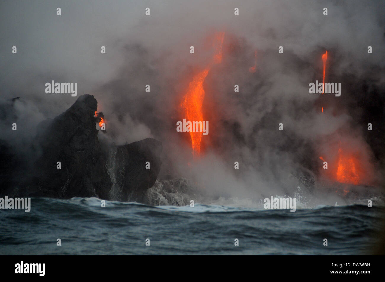 Lava from Kilauea Volcano flowing into the ocean, Hawaii Volcanoes ...