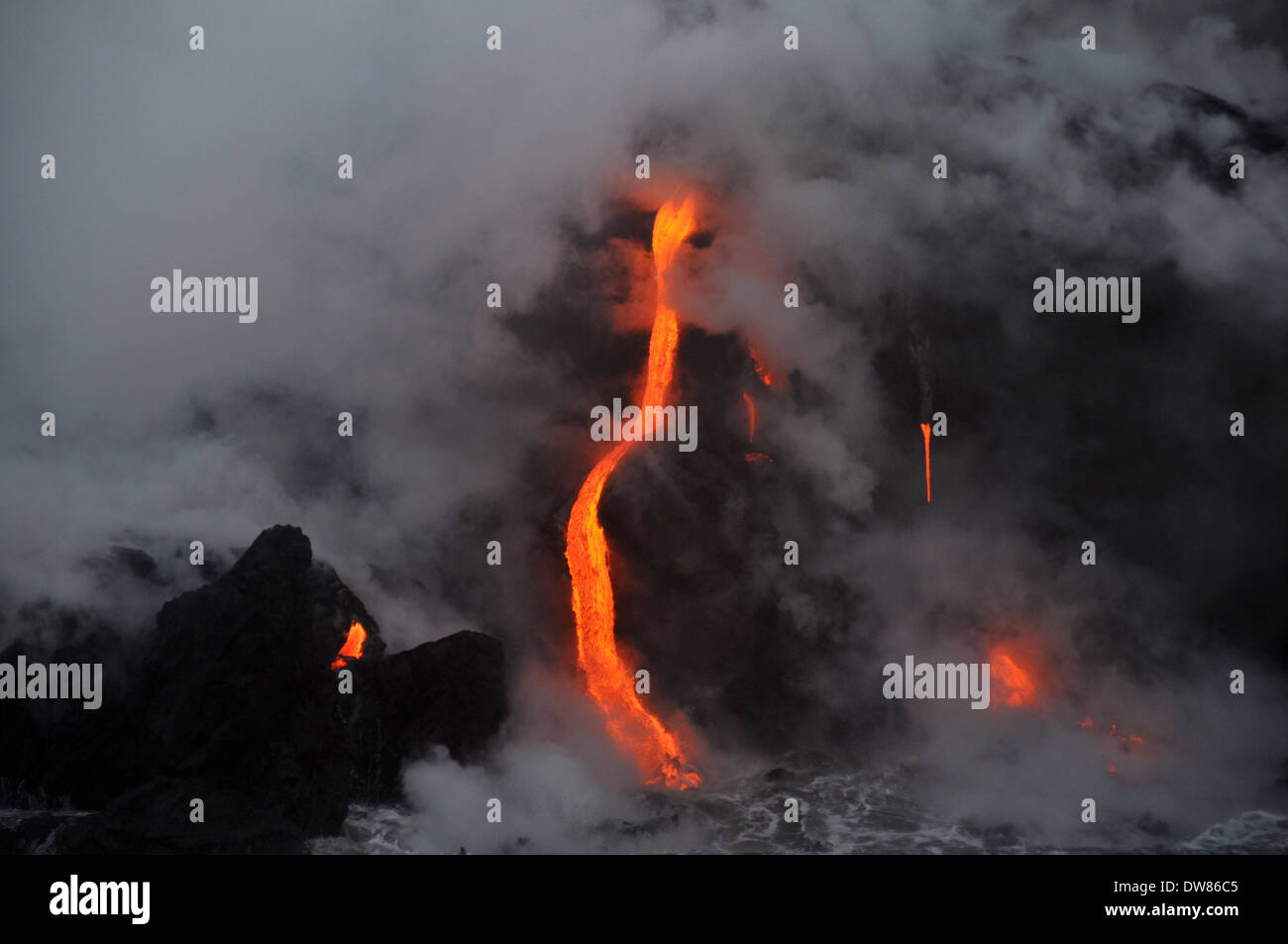 Lava from Kilauea Volcano flowing into the ocean, Hawaii Volcanoes ...
