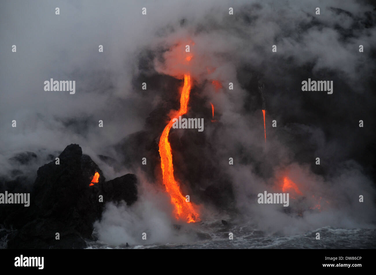 Lava from Kilauea Volcano flowing into the ocean, Hawaii Volcanoes ...