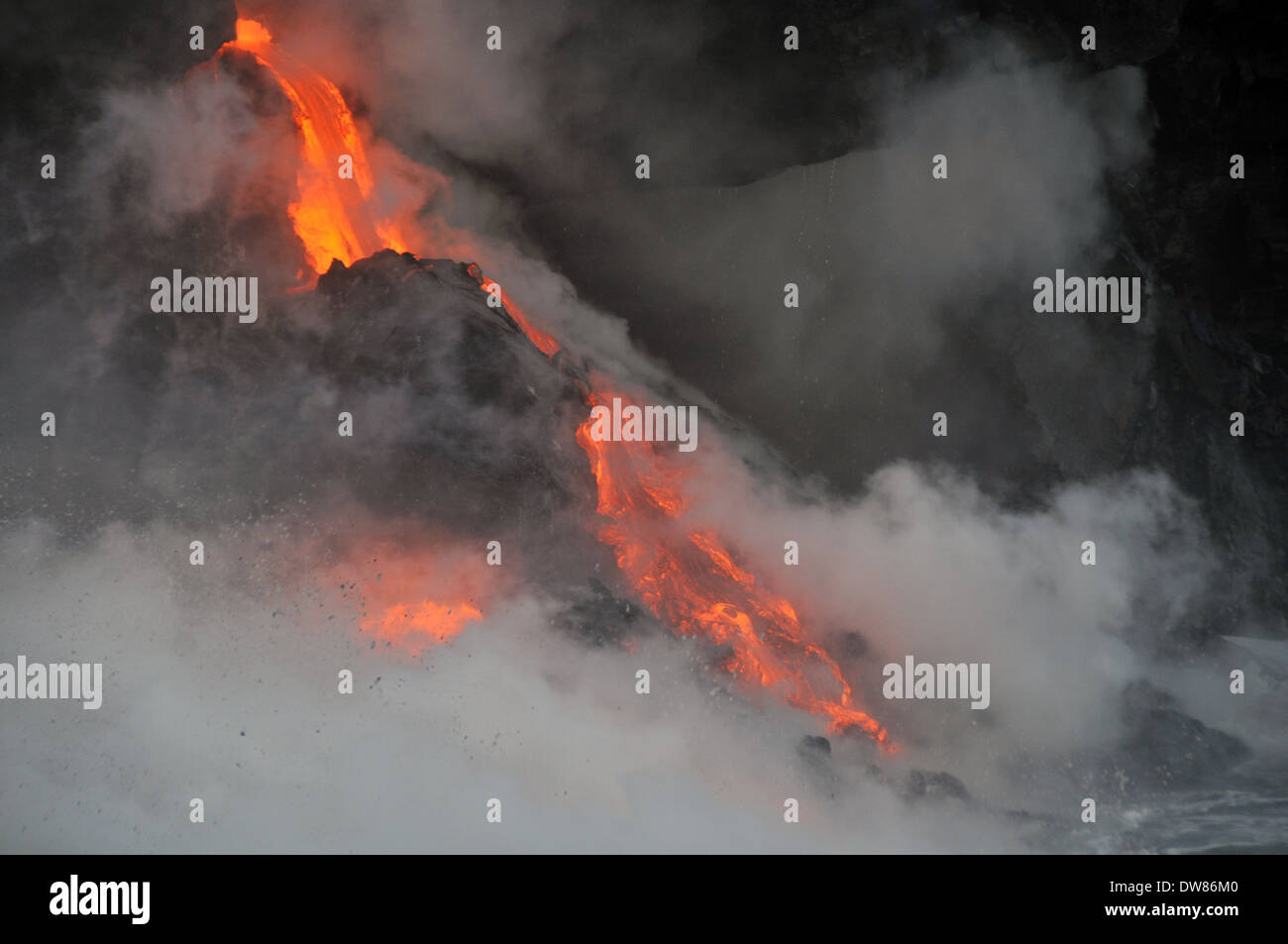 Lava from Kilauea Volcano flowing into the ocean, Hawaii Volcanoes ...