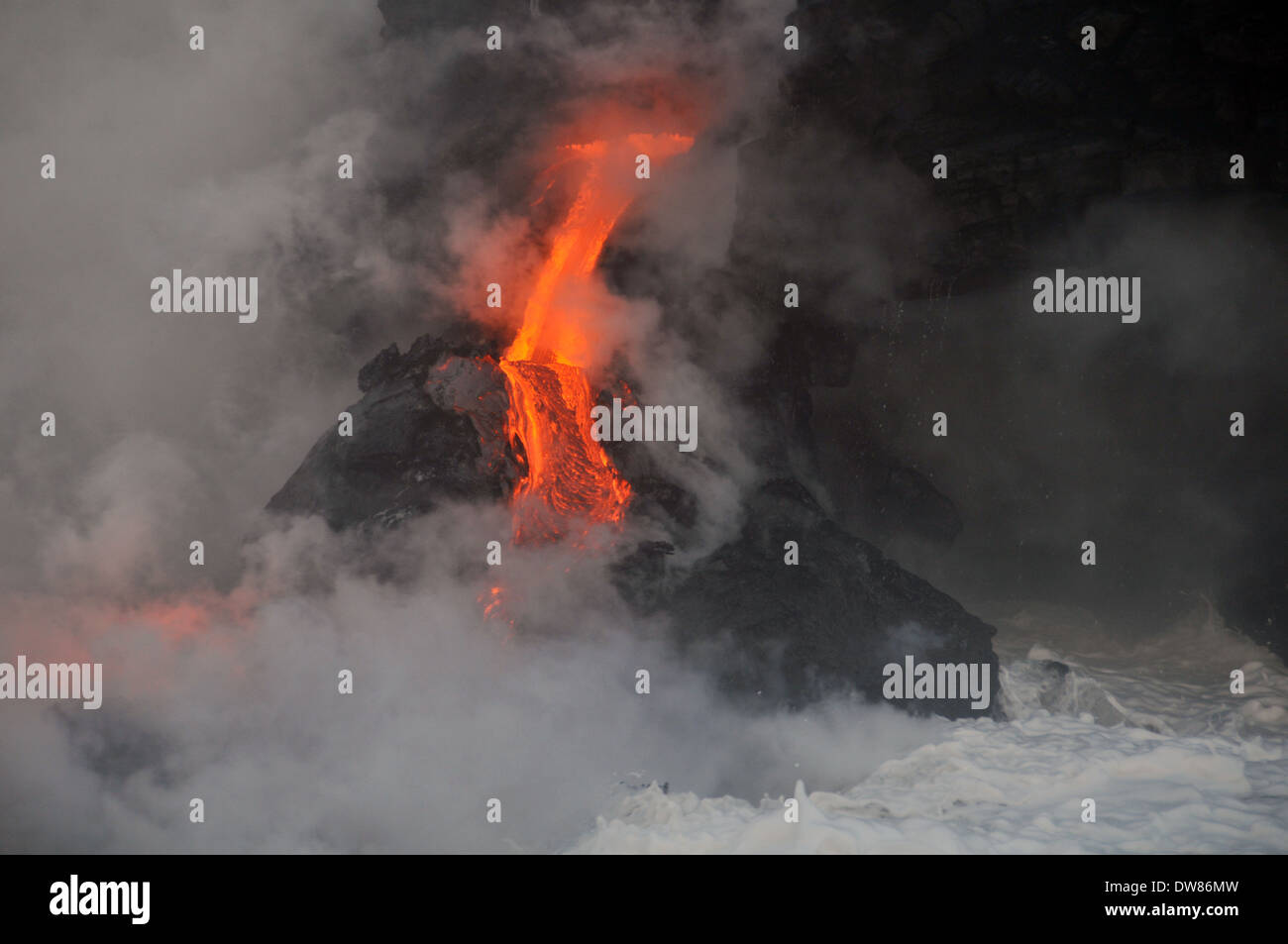 Lava from Kilauea Volcano flowing into the ocean, Hawaii Volcanoes ...