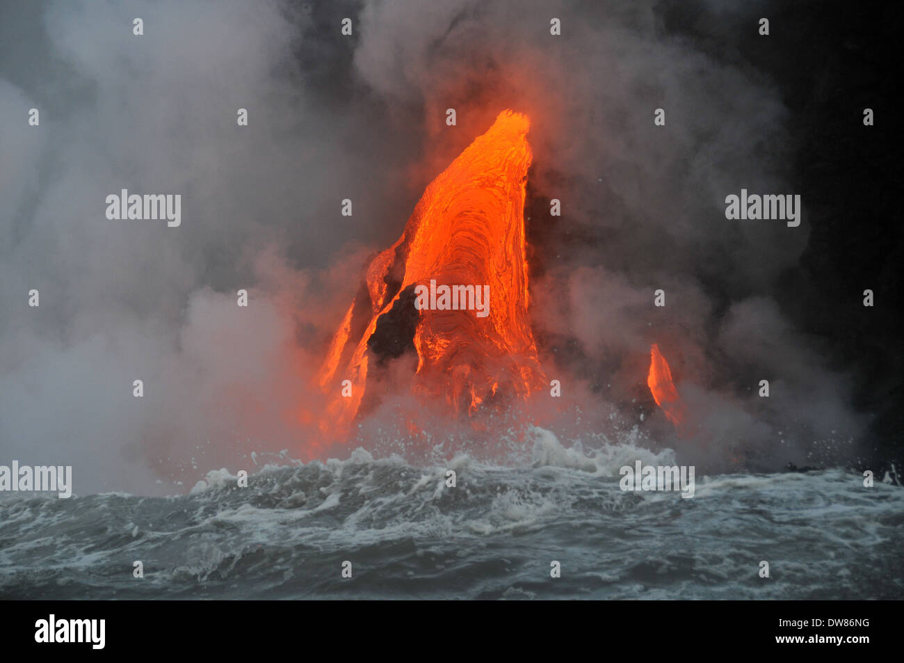 Lava from Kilauea Volcano flowing into the ocean, Hawaii Volcanoes ...