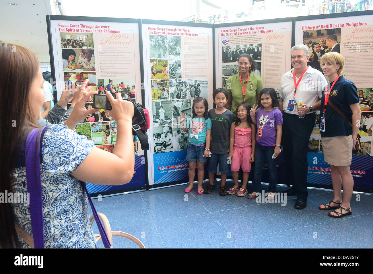 Mall goers hi-res stock photography and images - Alamy