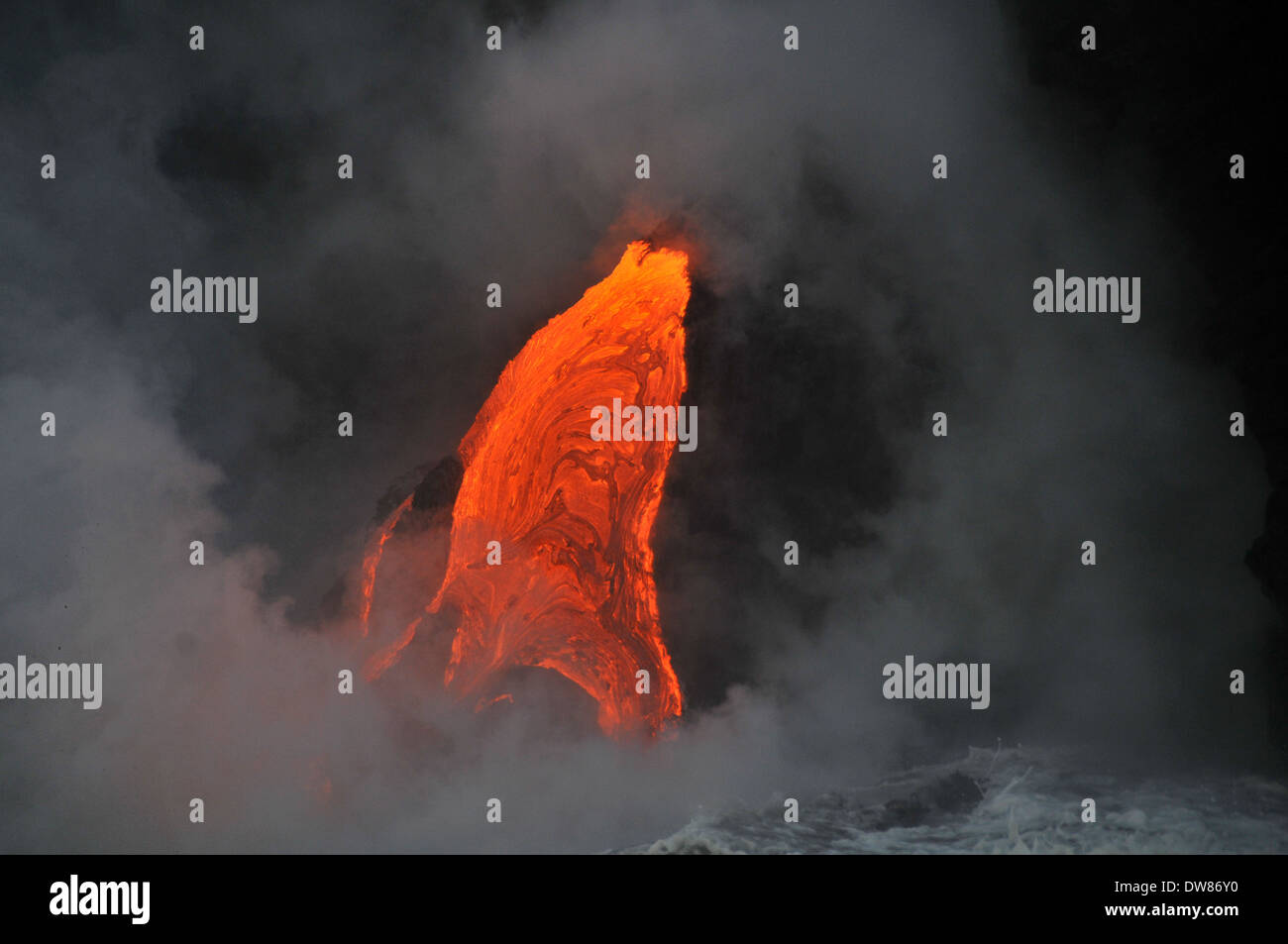 Lava from Kilauea Volcano flowing into the ocean, Hawaii Volcanoes ...