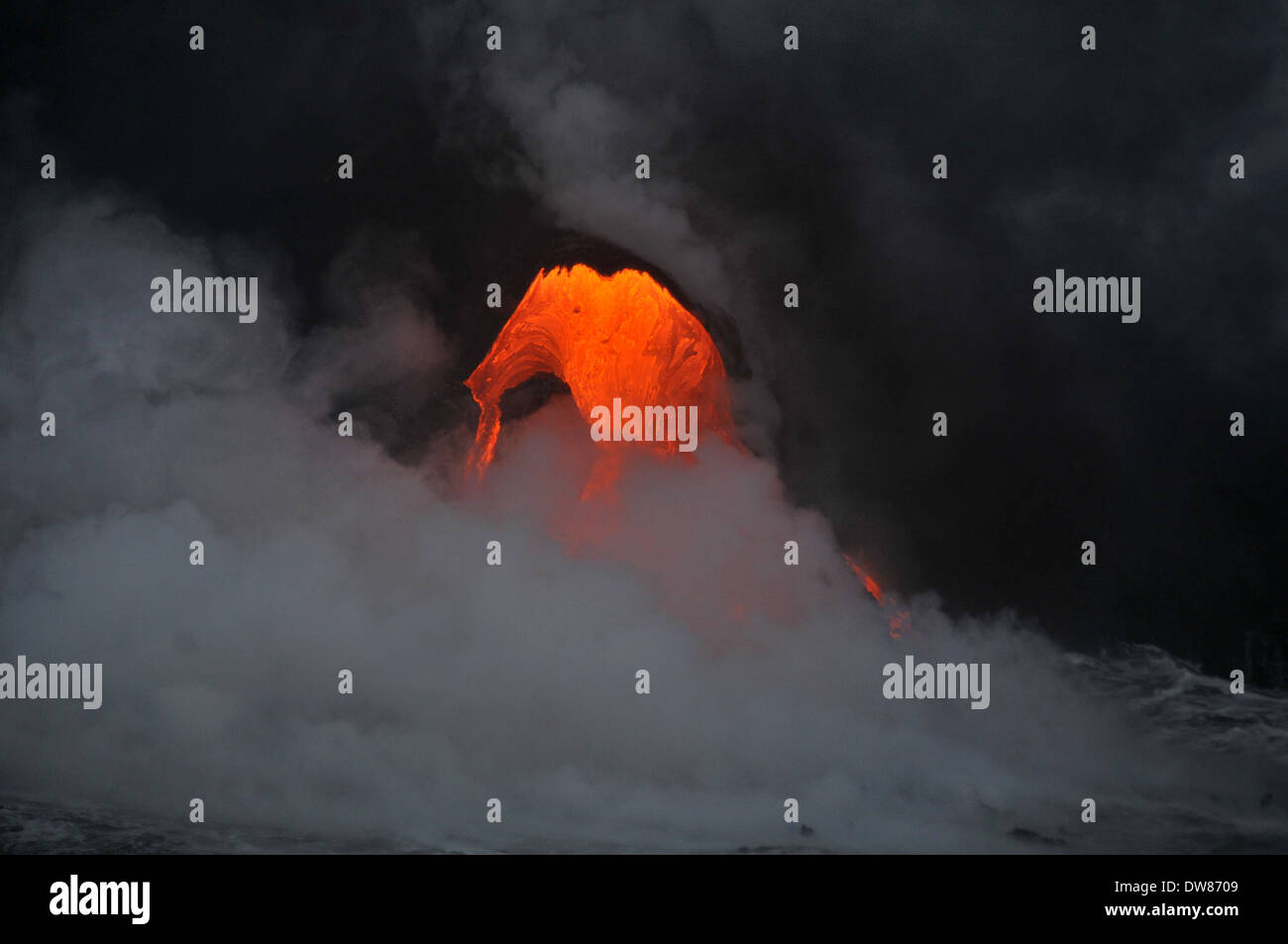 Lava from Kilauea Volcano flowing into the ocean, Hawaii Volcanoes ...