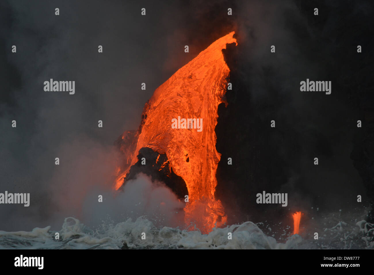 Lava from Kilauea Volcano flowing into the ocean, Hawaii Volcanoes ...