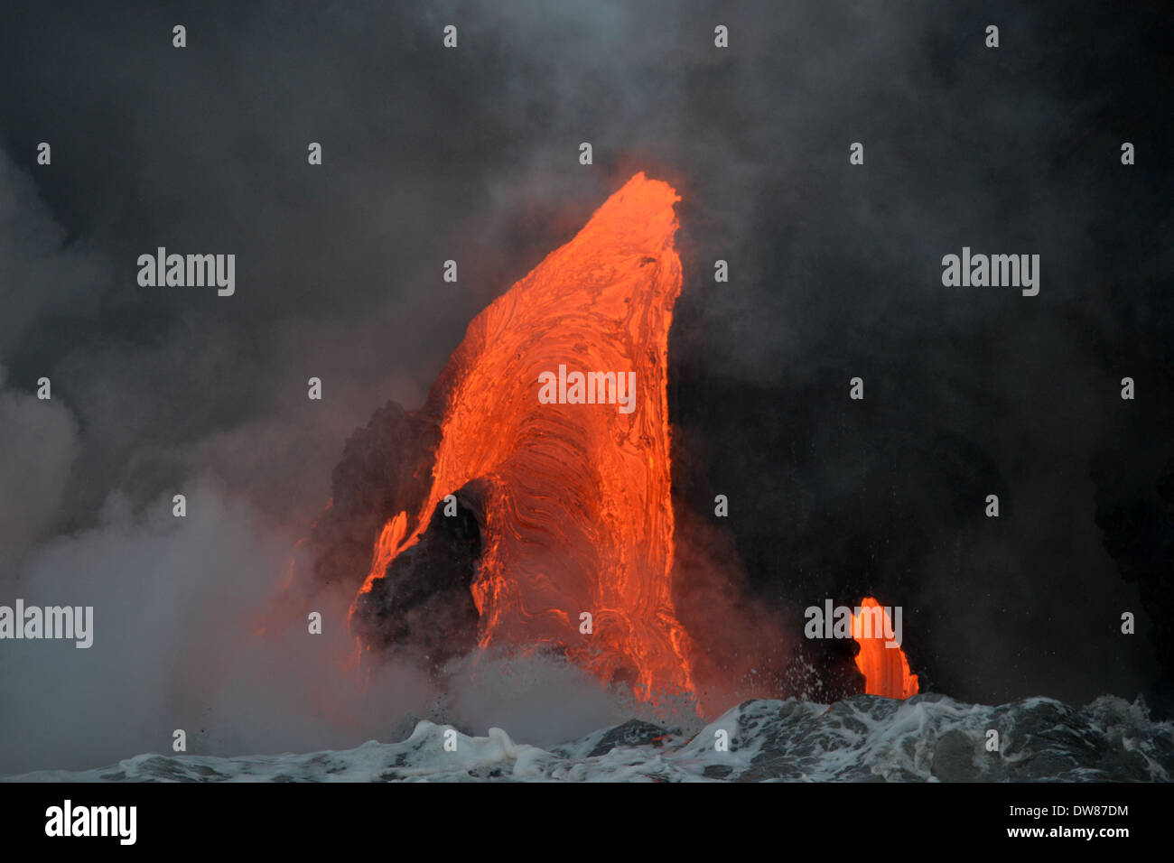 Lava from Kilauea Volcano flowing into the ocean, Hawaii Volcanoes ...