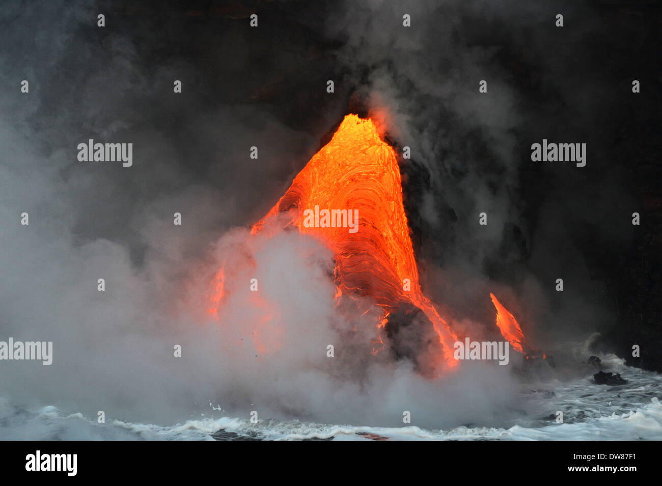 Lava from Kilauea Volcano flowing into the ocean, Hawaii Volcanoes ...