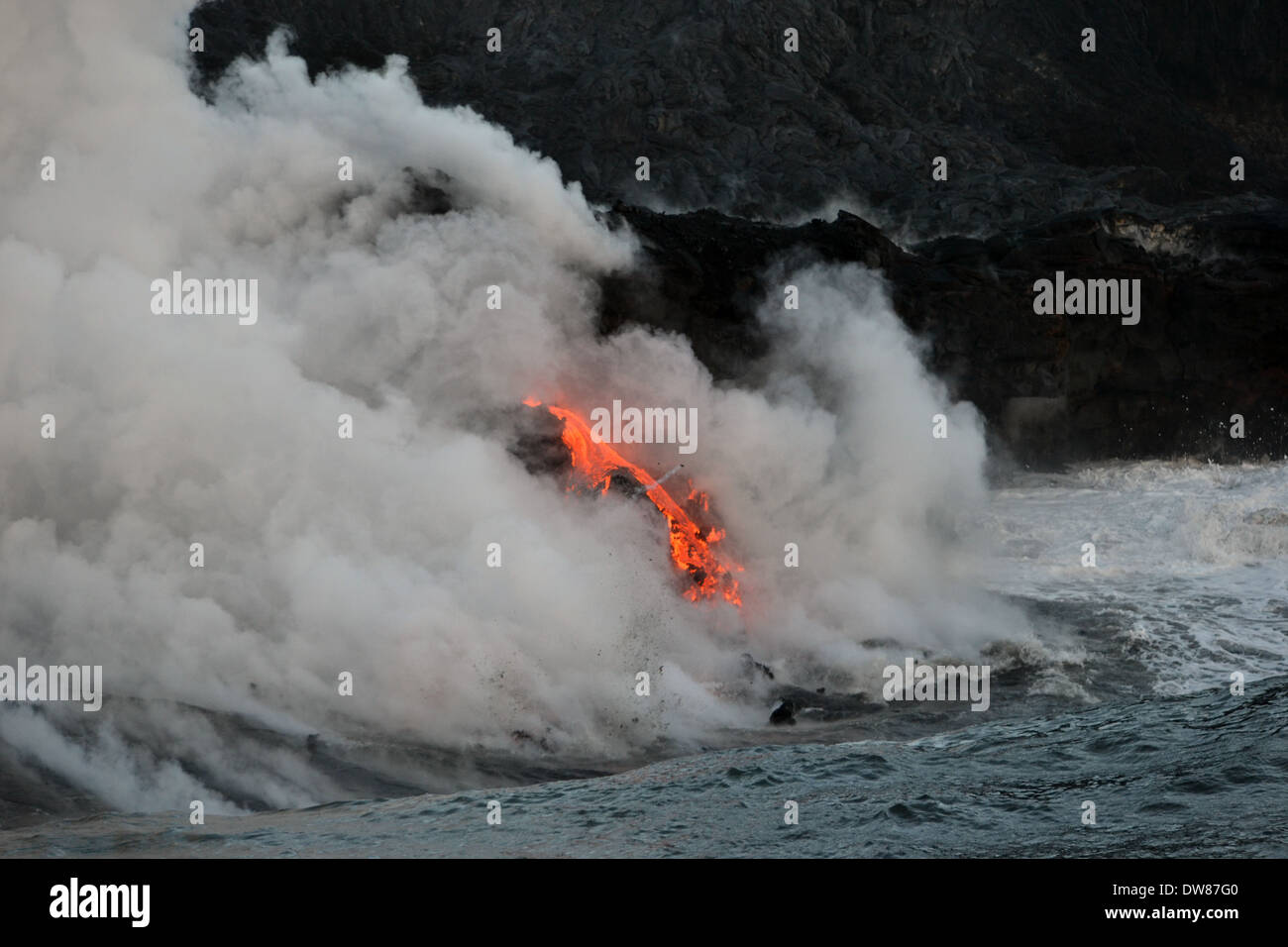 Lava from Kilauea Volcano flowing into the ocean, Hawaii Volcanoes ...