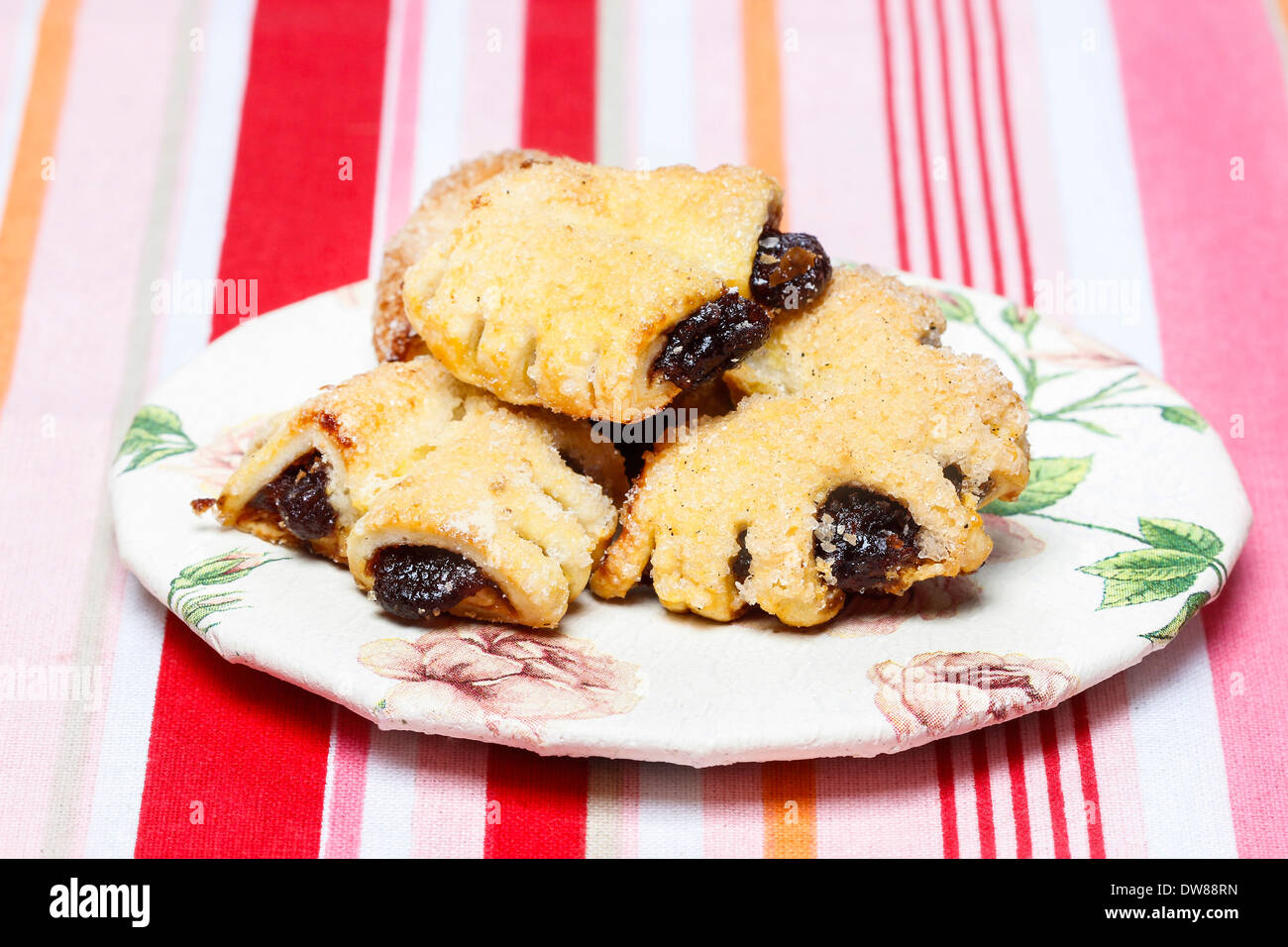 Shortbread cookies filled with jamShortbread cookies filled with jam ...