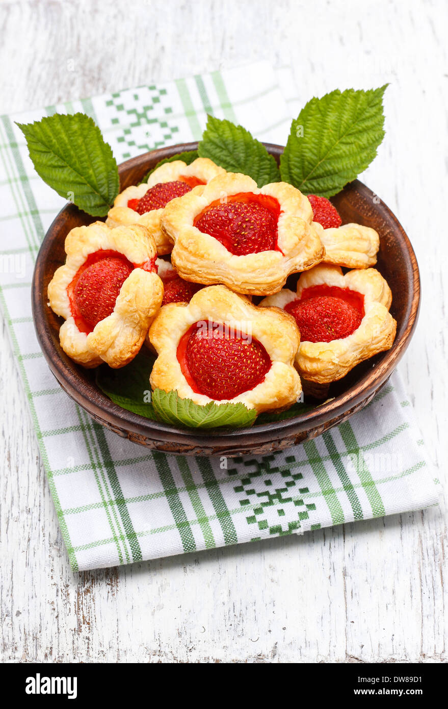 Puff pastry cookies filled with fresh strawberriesPuff pastry cookies ...