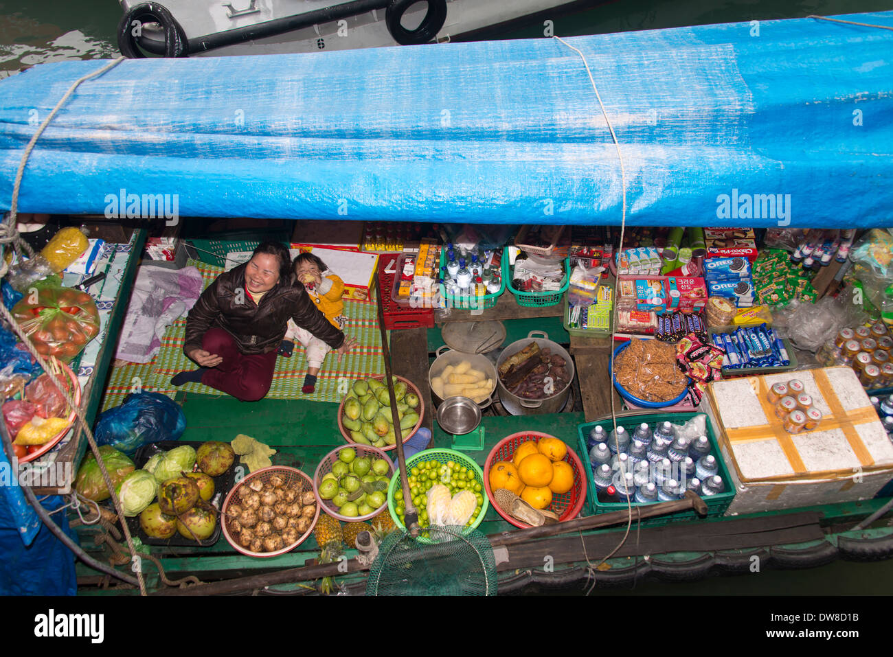 Floating shop in Ha Long Bay Stock Photo - Alamy