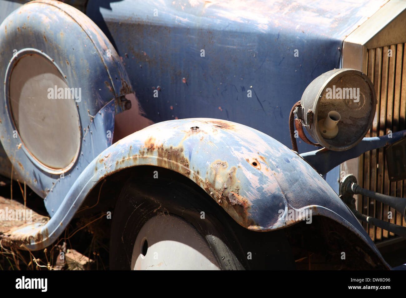 Vintage car rotting Stock Photo - Alamy