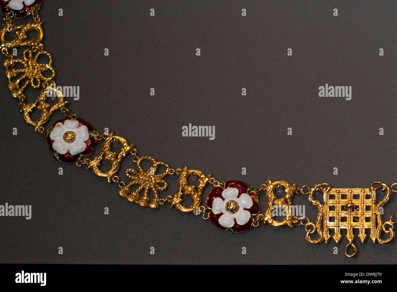 Lord Mayor's chain of office from the first half of the 16th century is ...