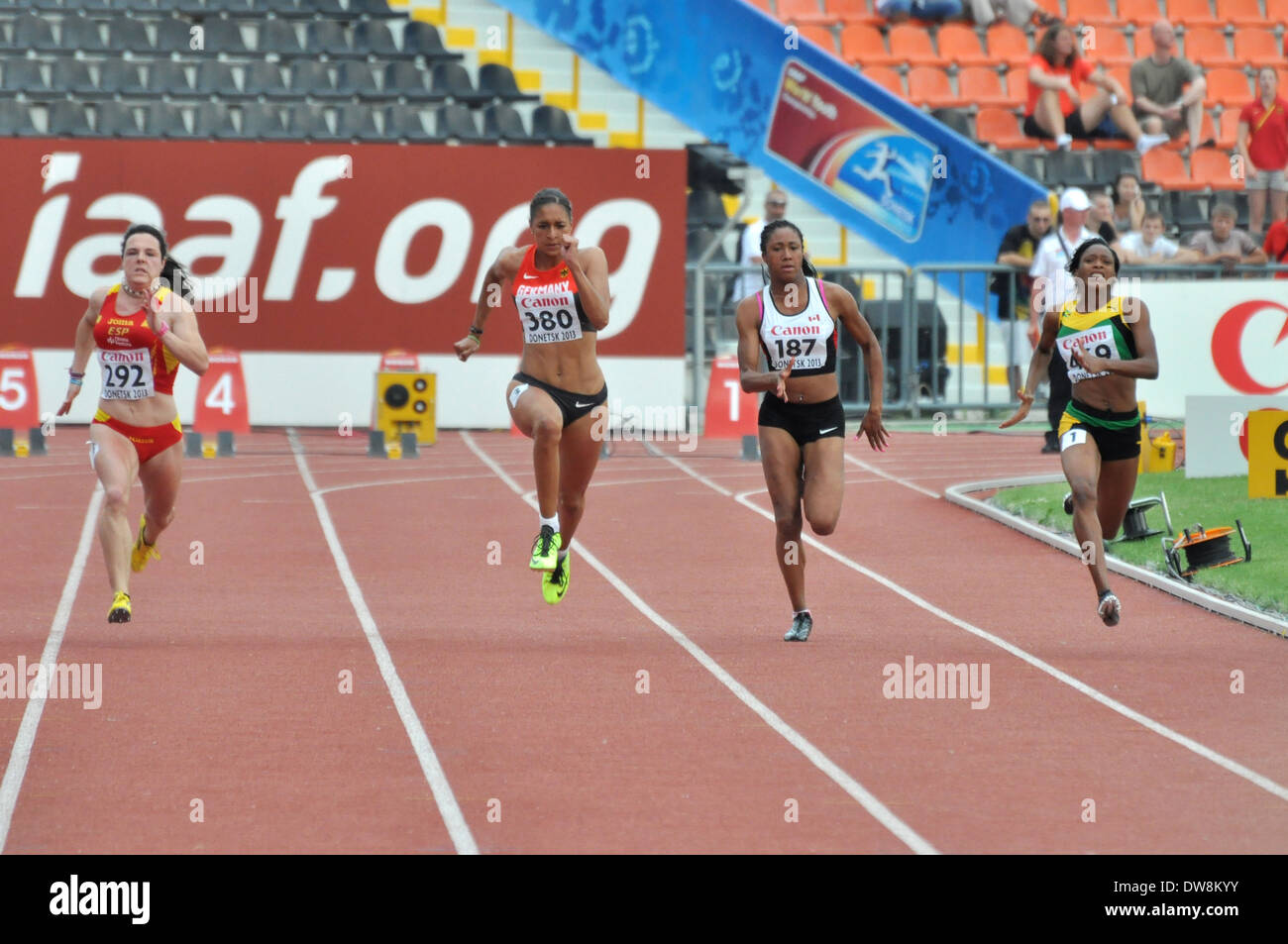 Junior women athletes olympic track hi-res stock photography and images ...