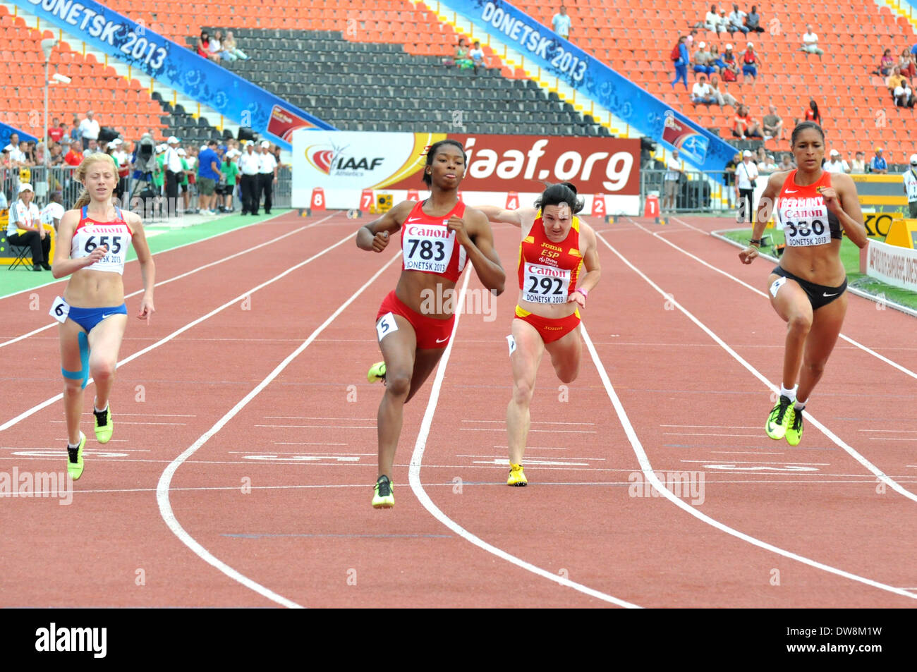 Junior women athletes olympic track hi-res stock photography and images ...
