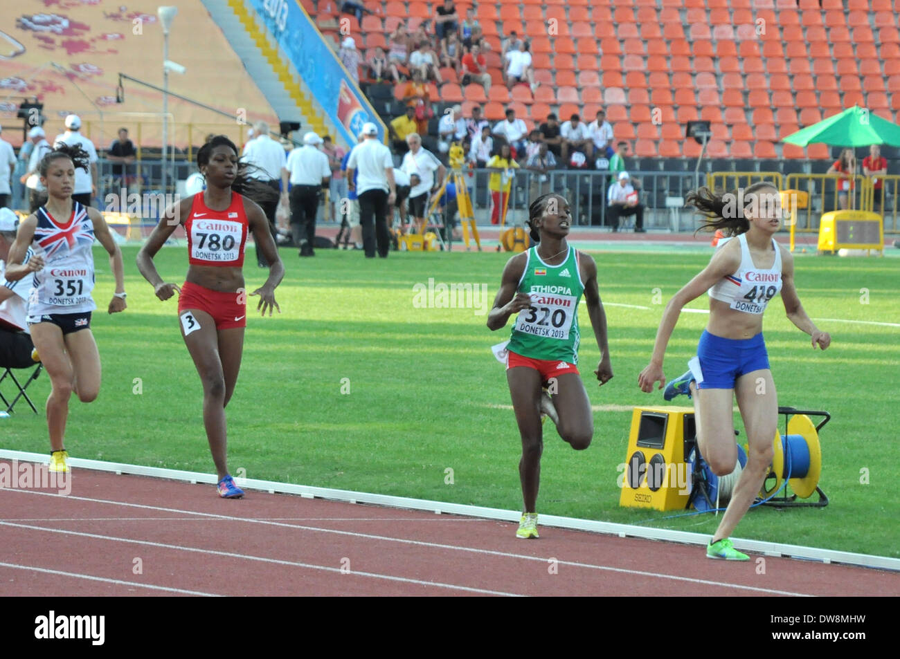 Junior women athletes olympic track hi-res stock photography and images ...