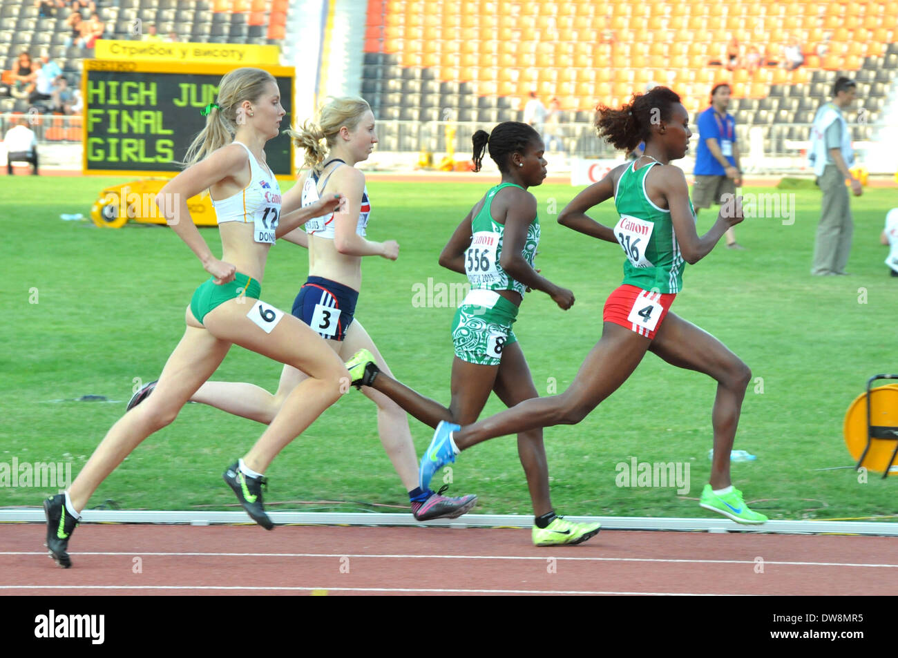 Junior women athletes olympic track hi-res stock photography and images ...