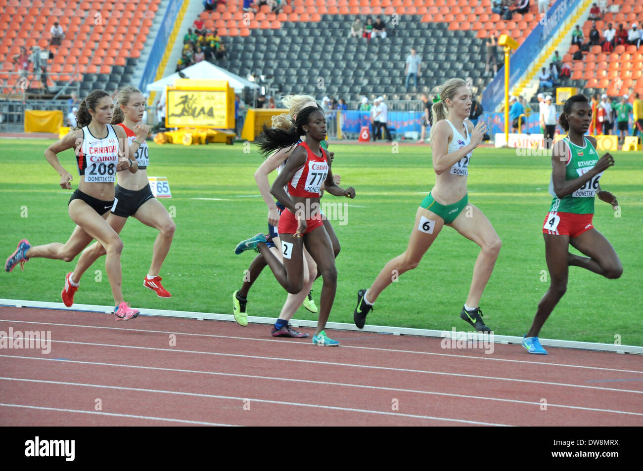 Junior women athletes olympic track hi-res stock photography and images ...