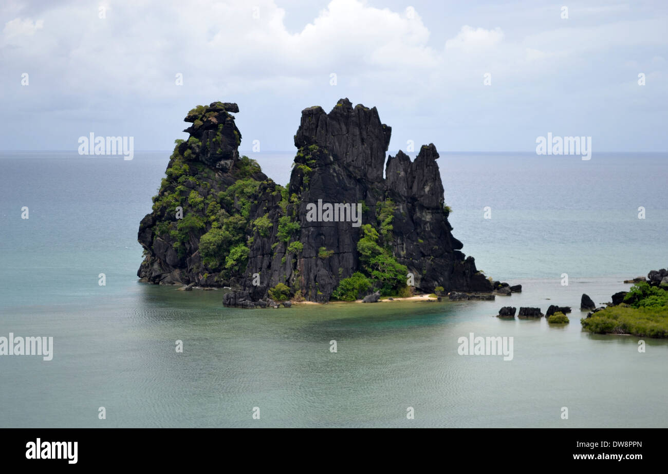The Brooding Hen, rock formation in the coast of Hienghene, New ...