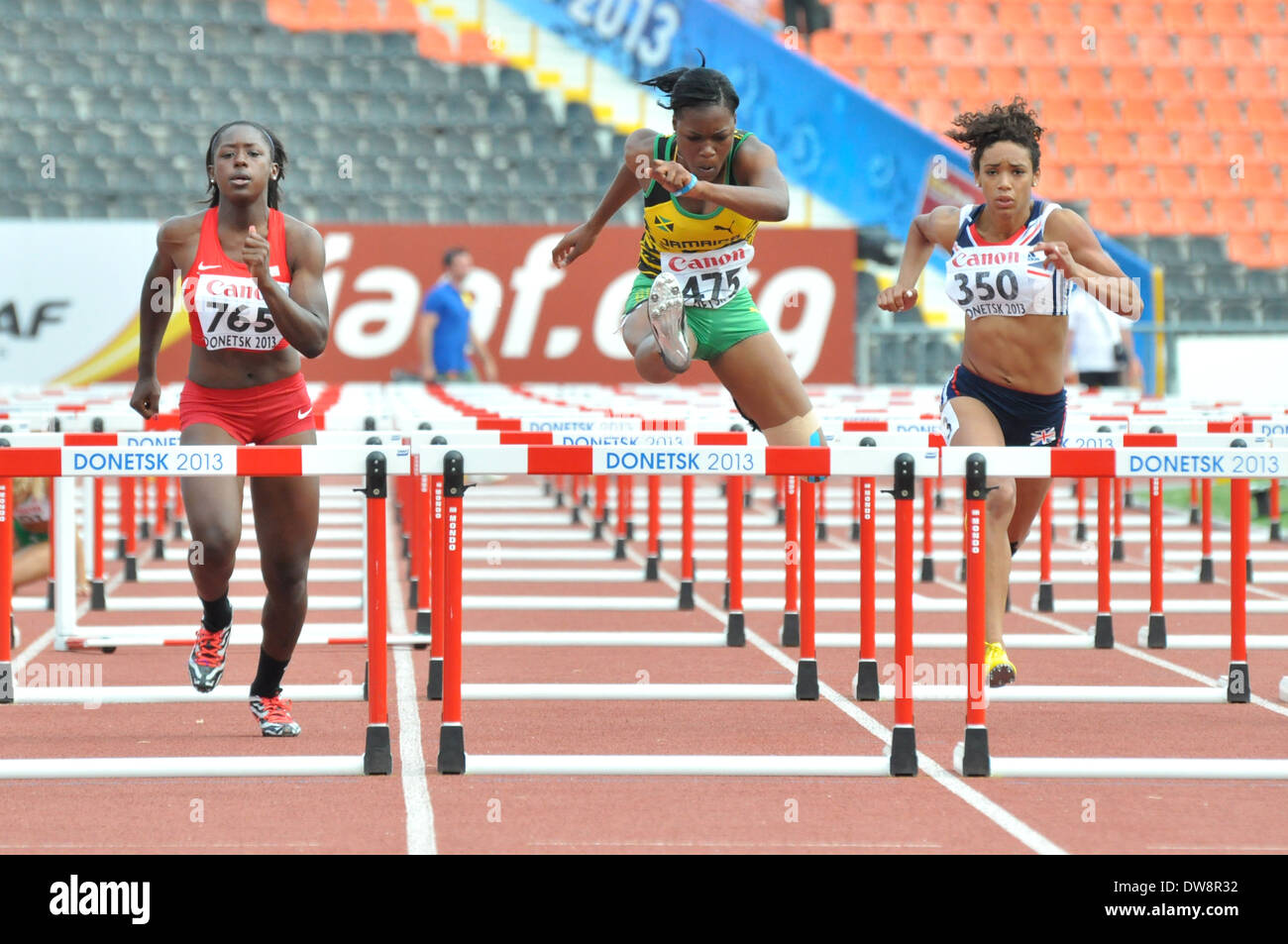 Junior women athletes olympic track hi-res stock photography and images ...