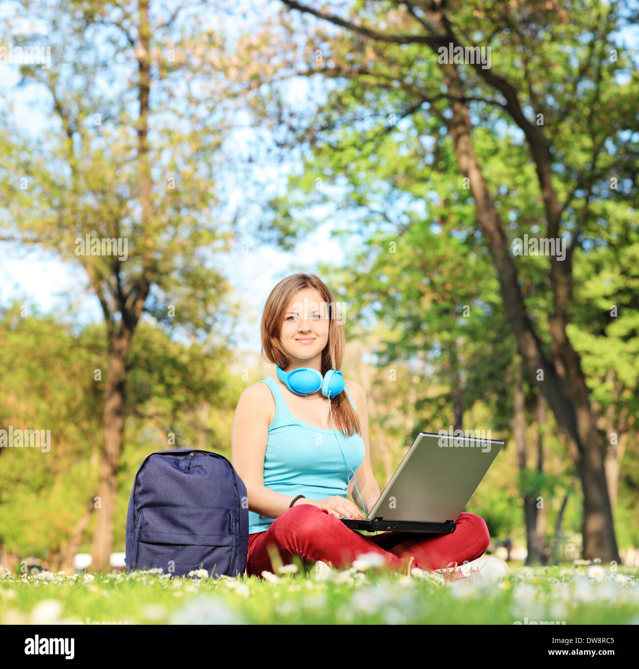 Working outdoors laptop park hi-res stock photography and images - Alamy