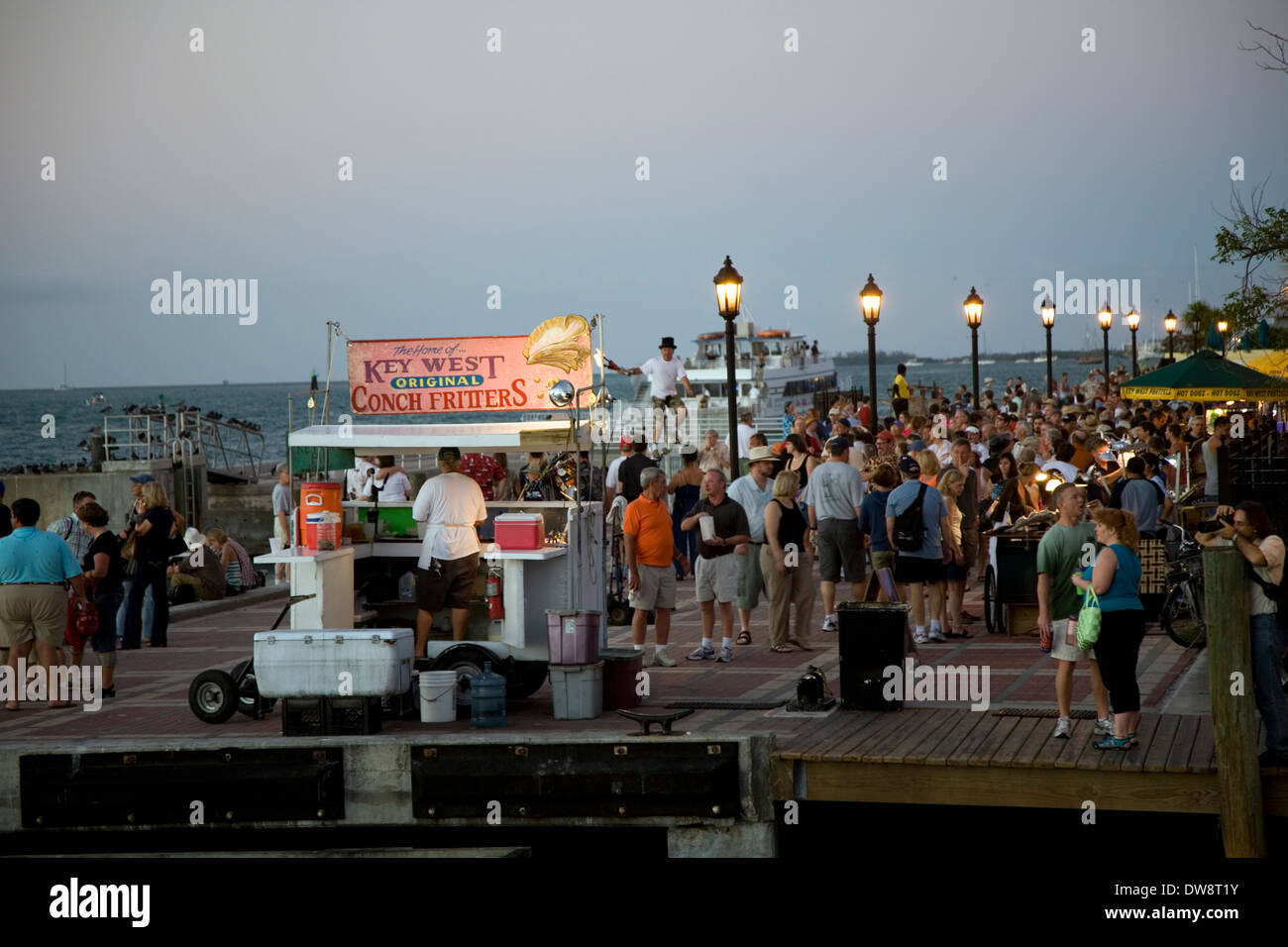 Descriptions crowd hi-res stock photography and images - Alamy