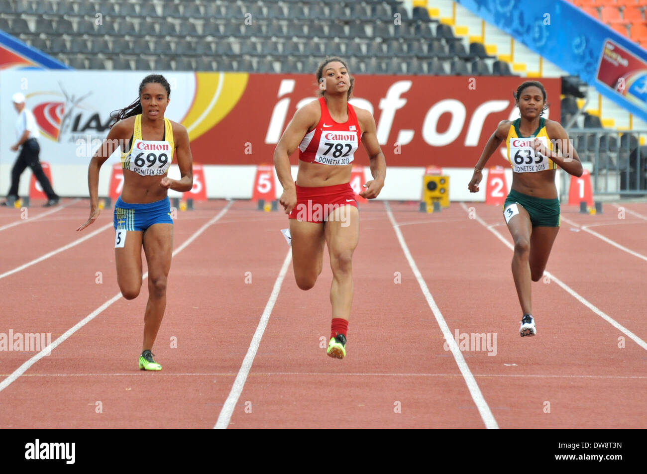 Junior women athletes olympic track hi-res stock photography and images ...