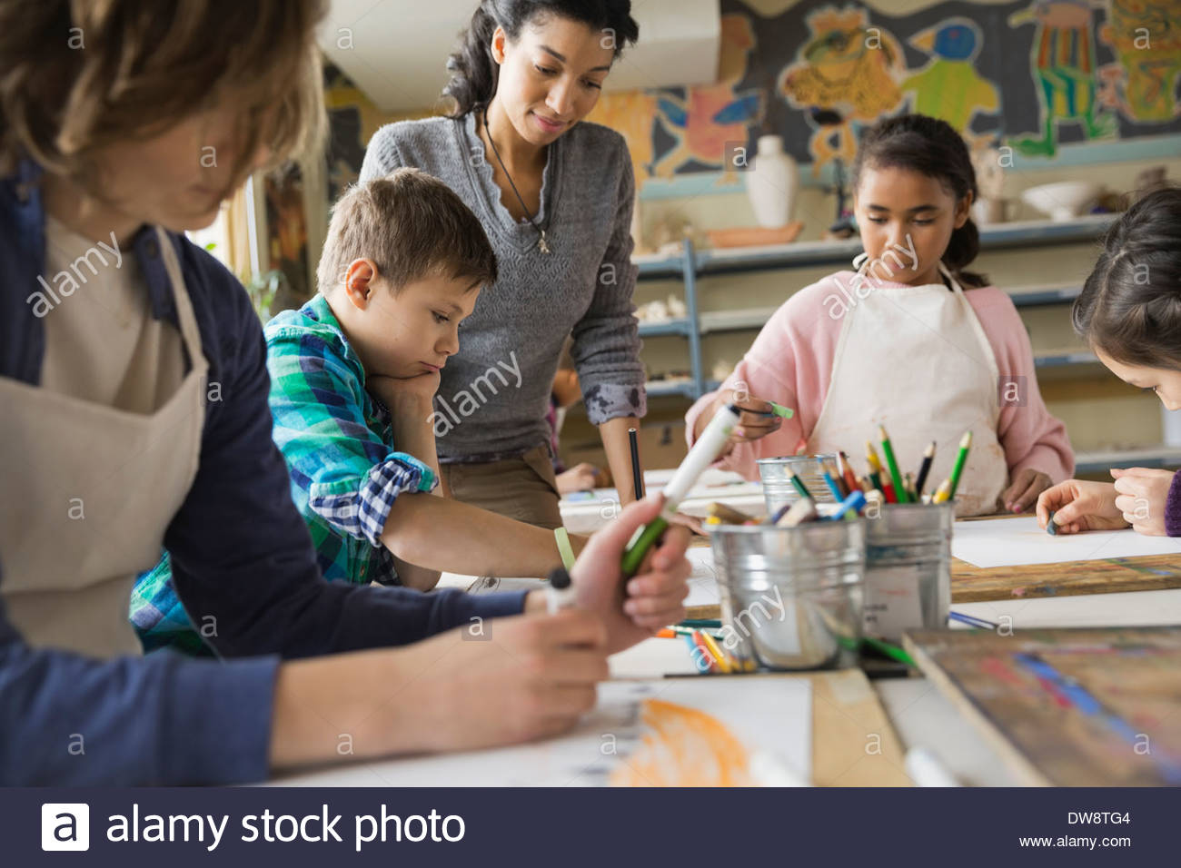 Drawing class students hi-res stock photography and images - Alamy
